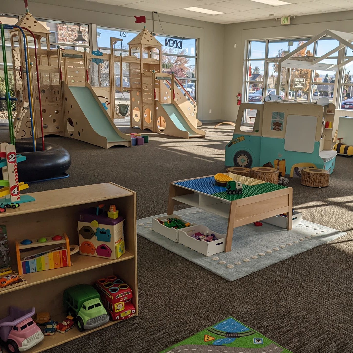 Play/Cafe: Indoor play, local coffee, kids' birthday spot!
